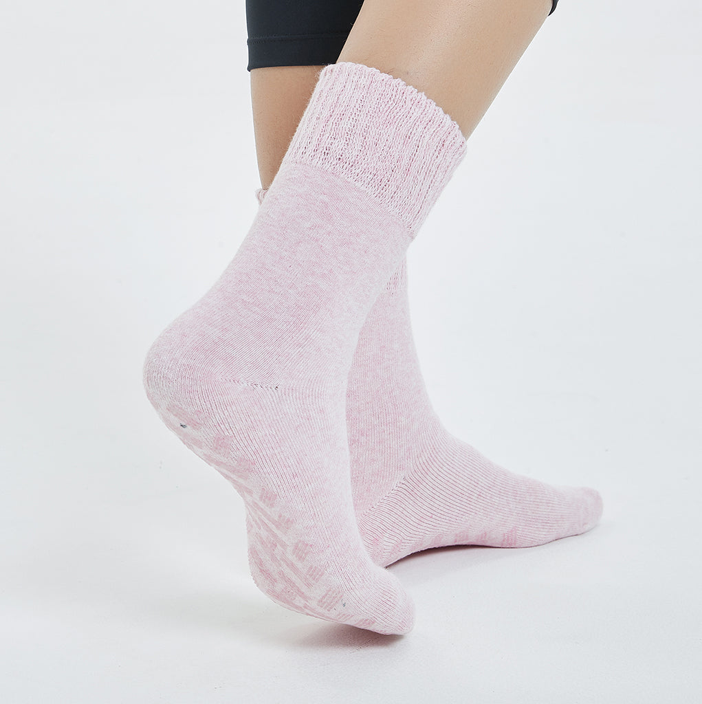Love these hospital socks and the bottoms are nice and grippy. – Kayhoma